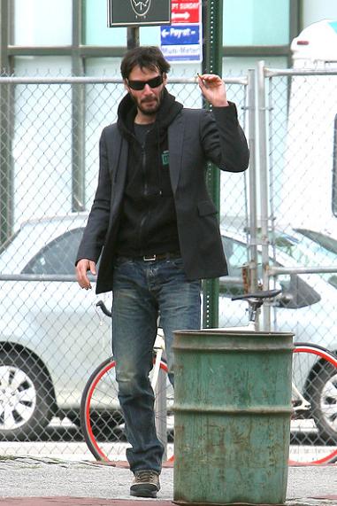 KEANEWS: May 11 2010 Keanu Reeves Drinks Coffee in NY